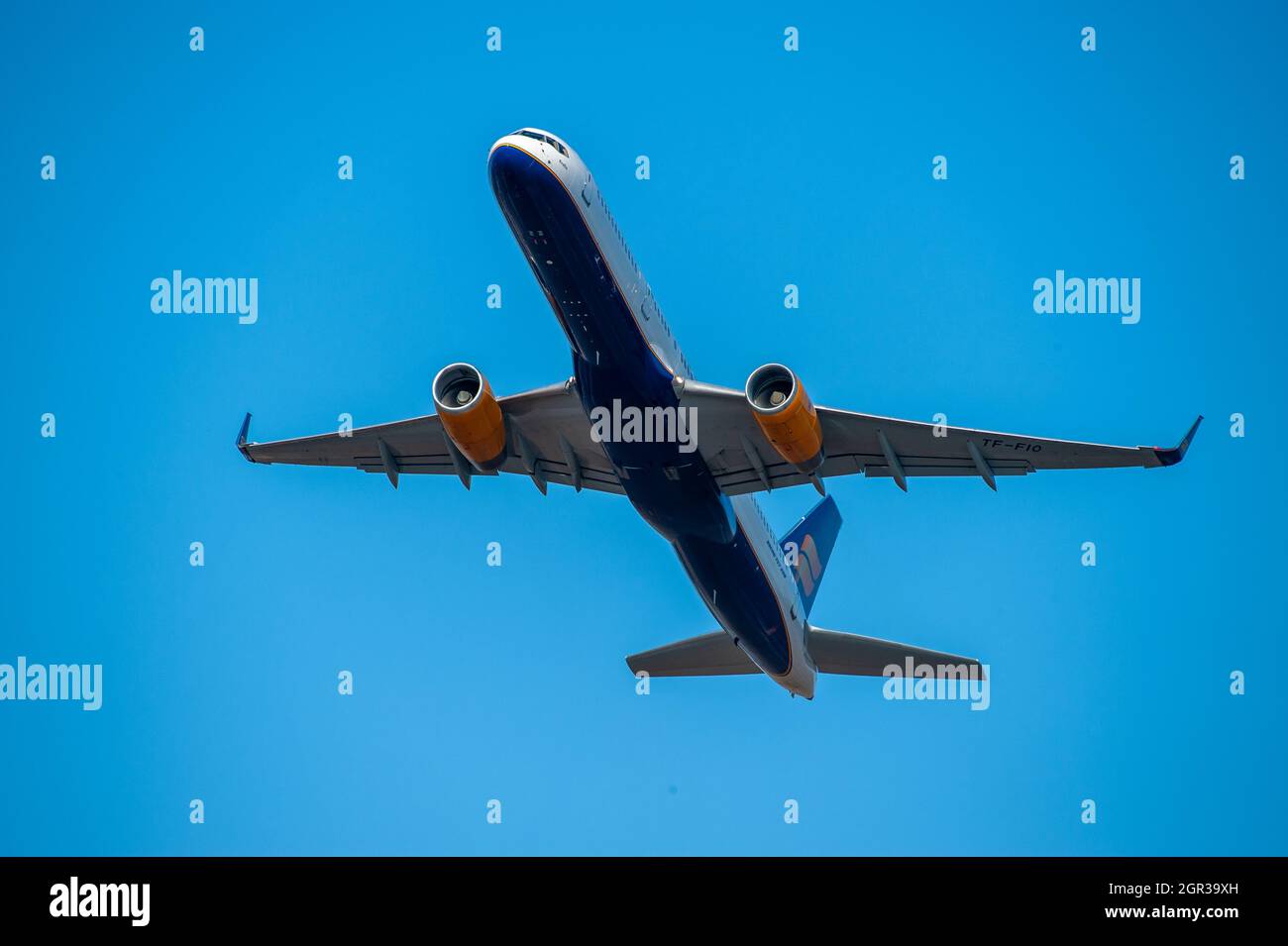 Boeing 757 cockpit hi-res stock photography and images - Alamy