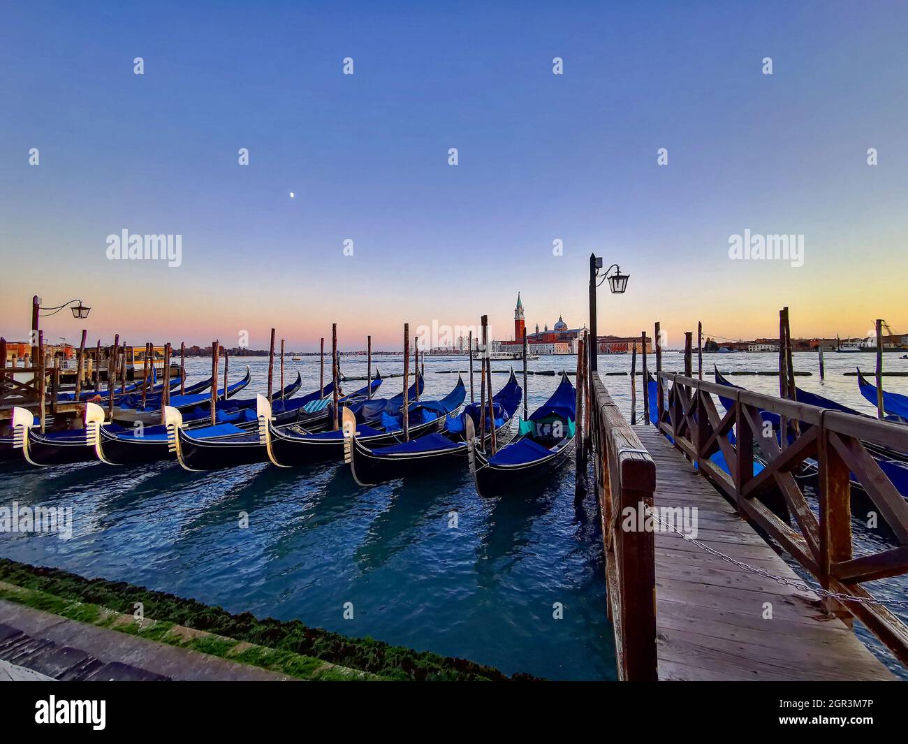 Gondola venice overhead hi-res stock photography and images - Alamy
