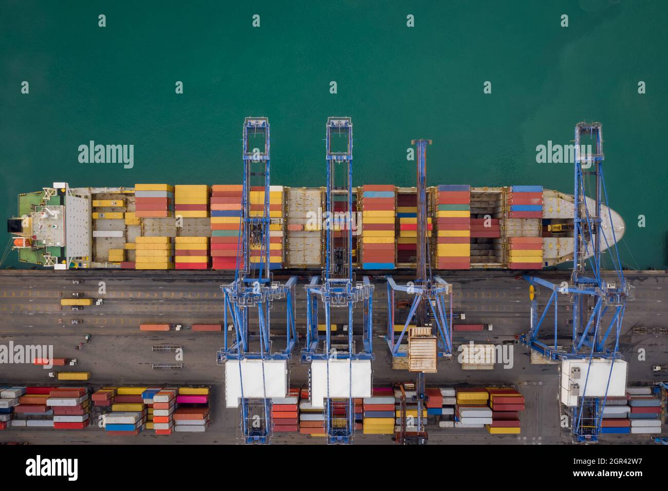 Crane container ship hi-res stock photography and images - Alamy