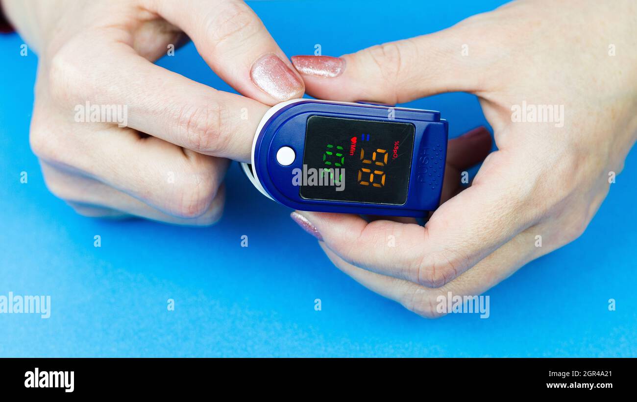 A pulse oximeter reading hi-res stock photography and images - Alamy