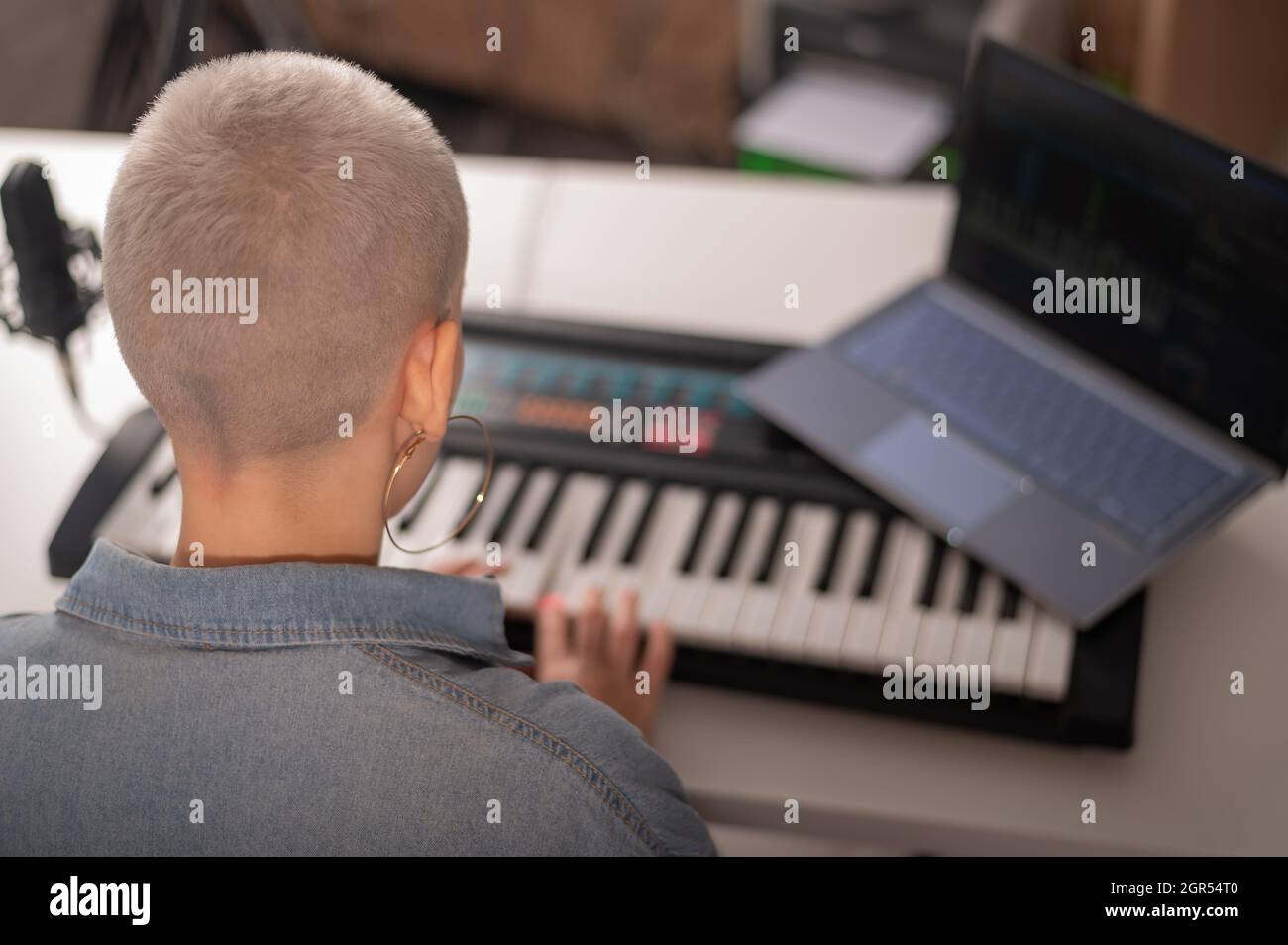 Electric keyboard rear hi-res stock photography and images - Alamy