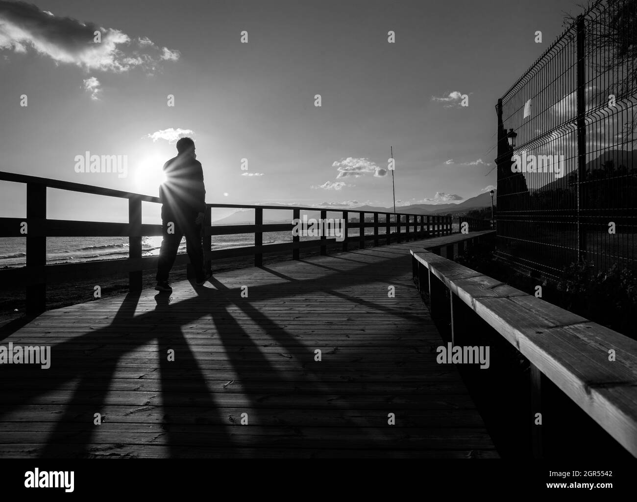 Man silhouette standing back full Black and White Stock Photos & Images ...