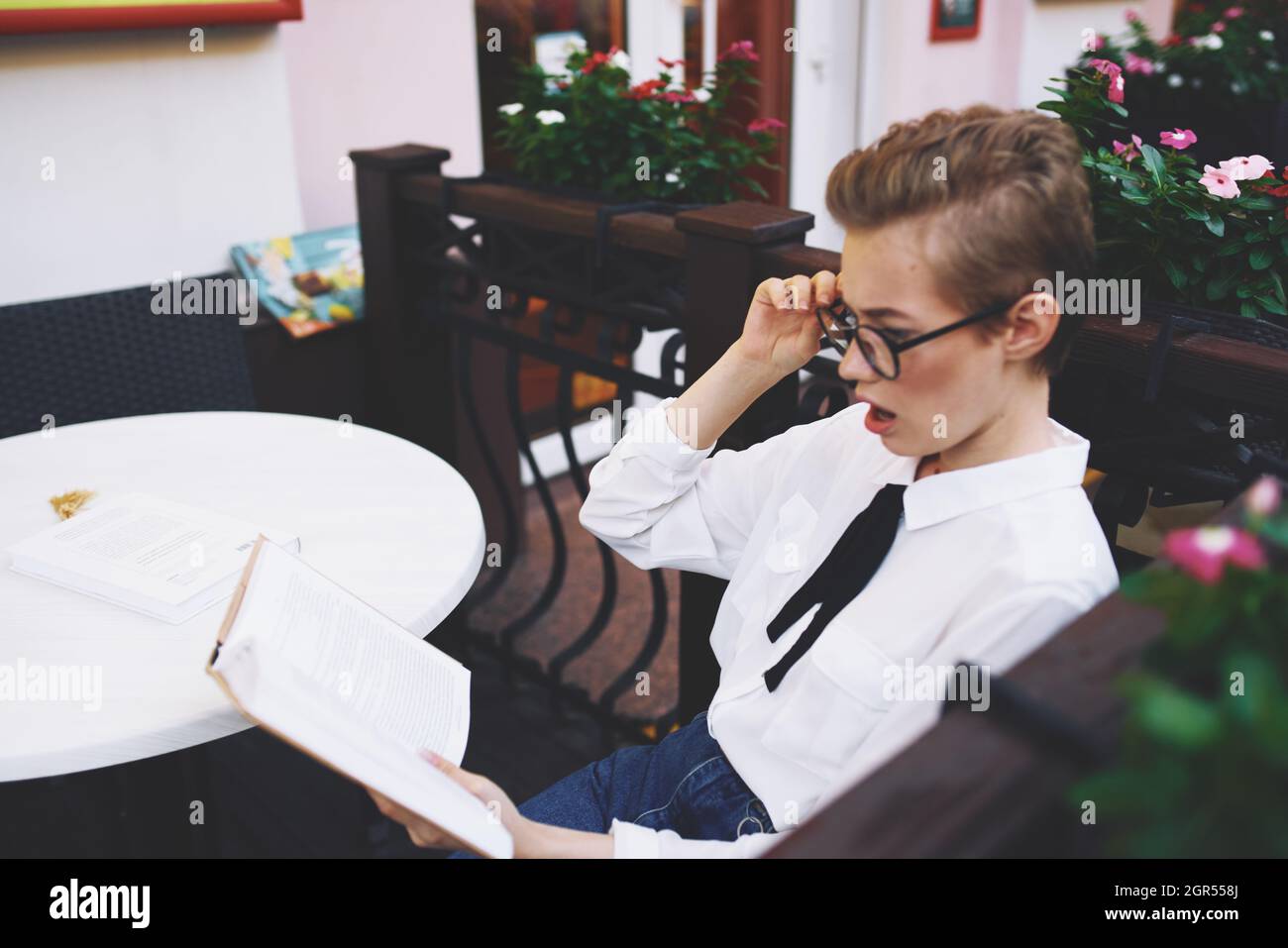 Bus boy restaurant table hi-res stock photography and images - Alamy