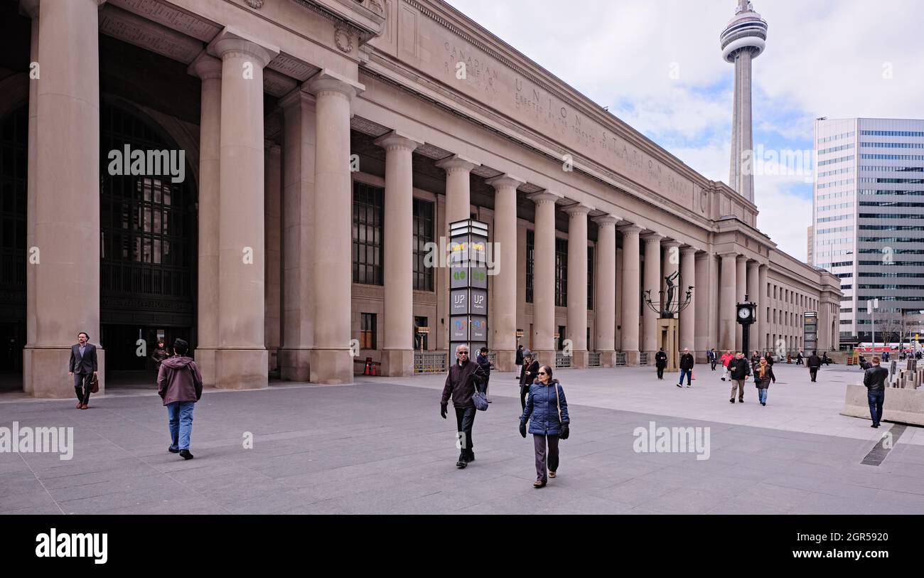 Toronto union station subway platform hi-res stock photography and ...