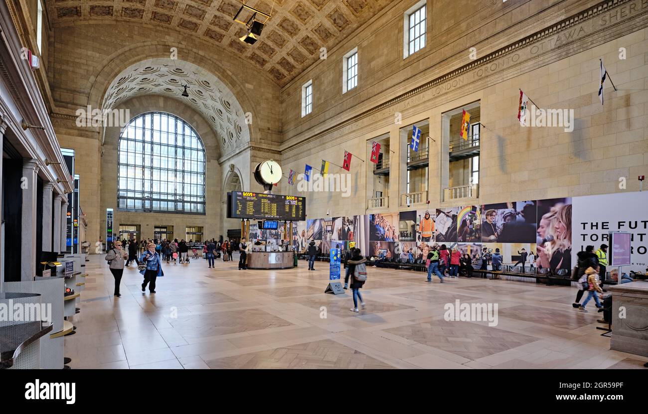 Toronto union station subway platform hi-res stock photography and ...