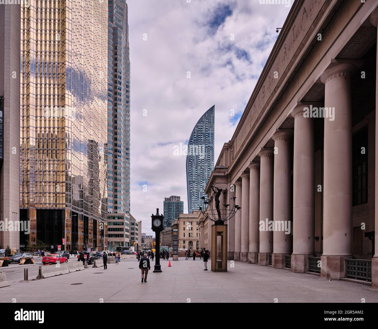 Toronto union station subway platform hi-res stock photography and ...