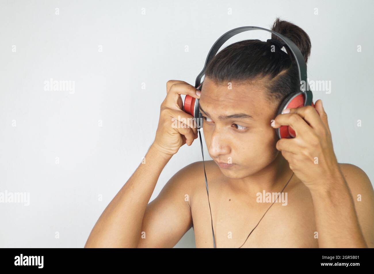 Person crying headphones hi-res stock photography and images - Alamy