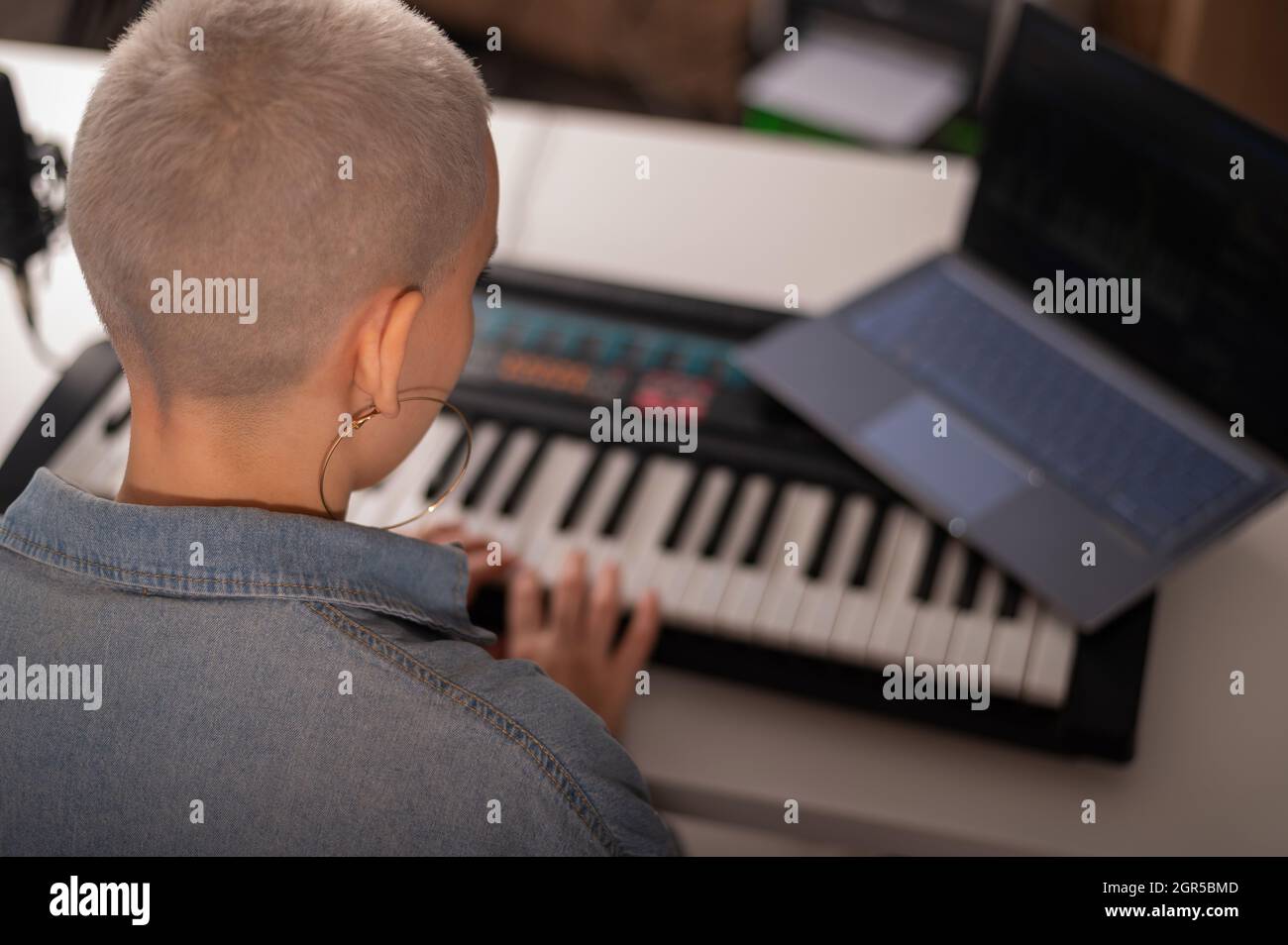 Electric keyboard rear hi-res stock photography and images - Alamy