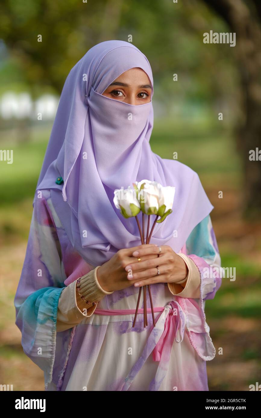 Muslim woman wearing niqab hi-res stock photography and images - Alamy