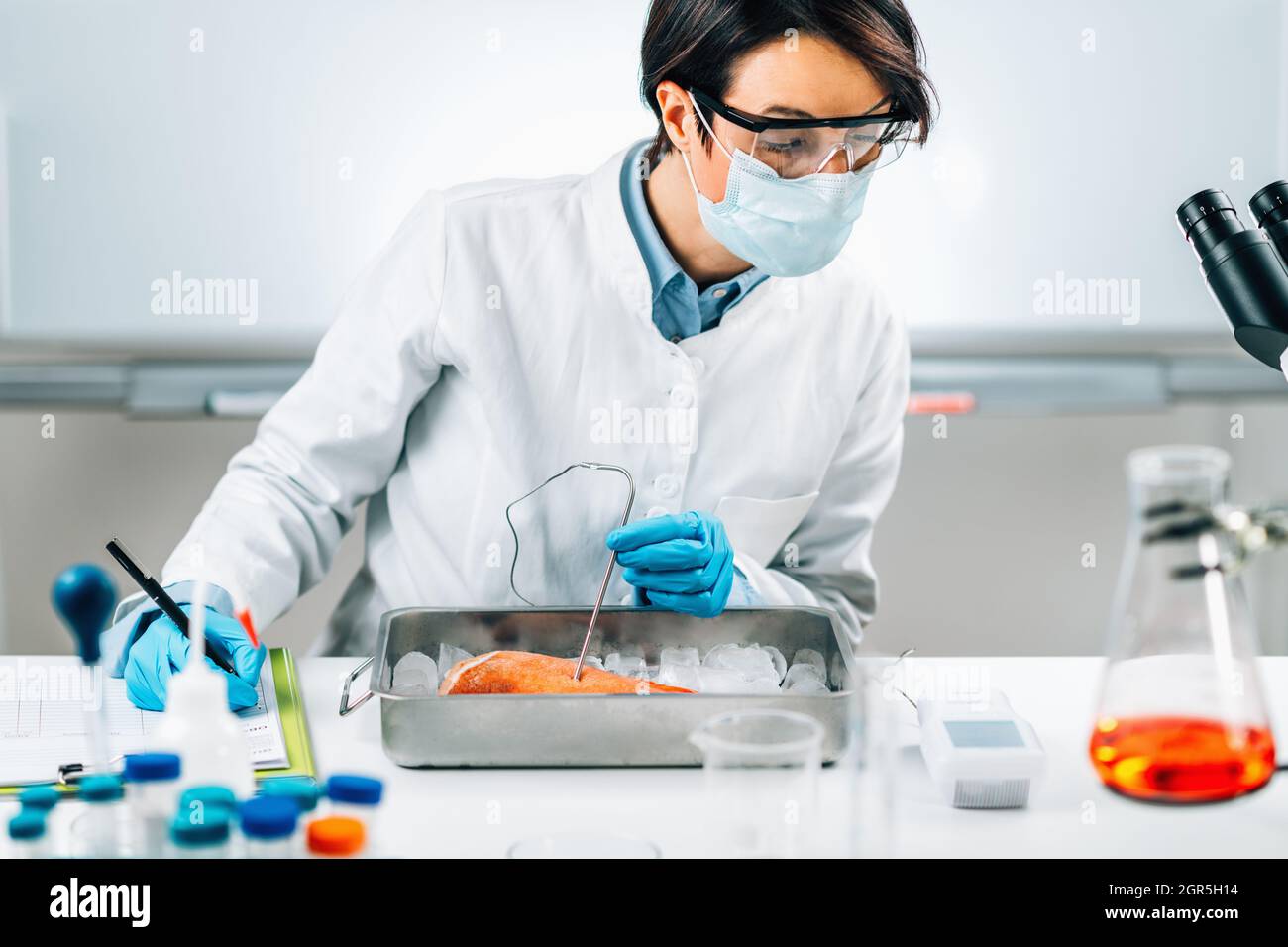 Laboratory glassware fish hi-res stock photography and images - Alamy