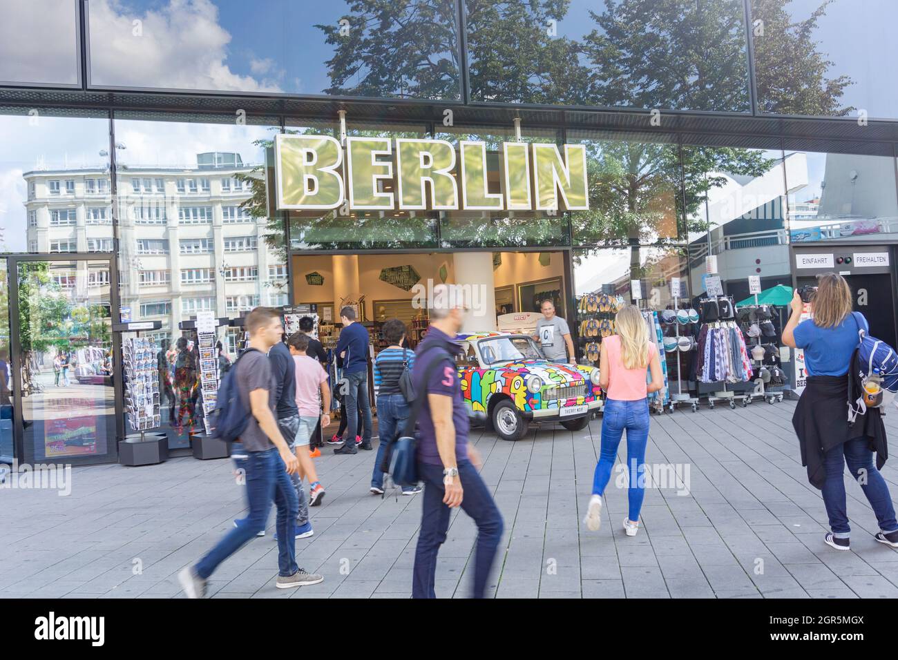 Storefront berlin hi-res stock photography and images - Alamy
