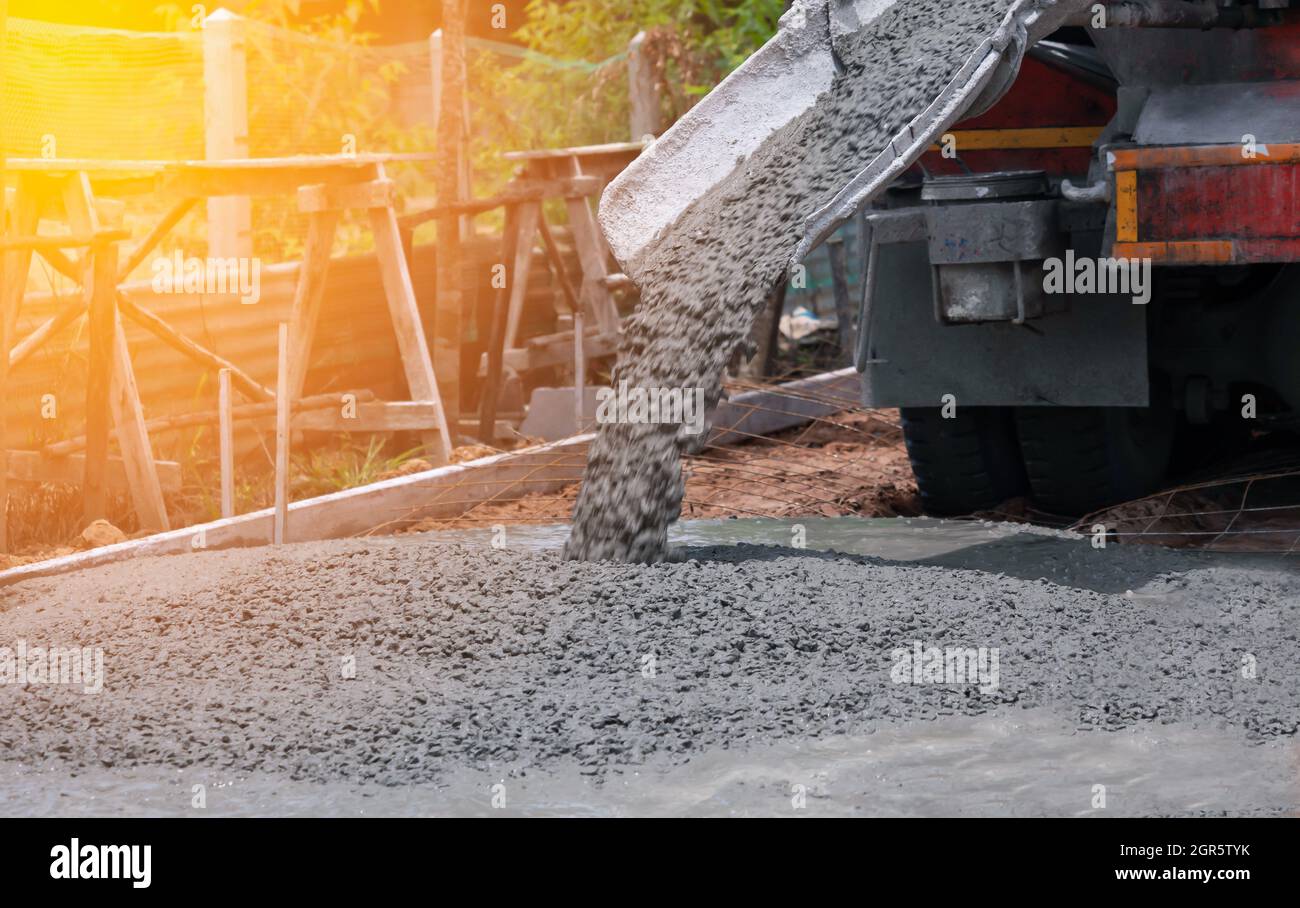 Concrete pouring vehicle hi-res stock photography and images - Alamy