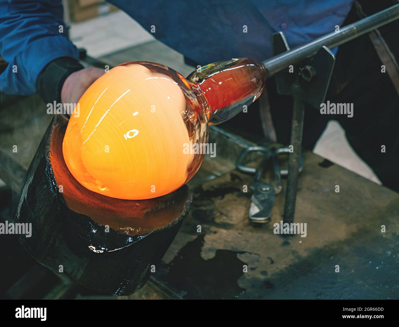 Melted metal molding hi-res stock photography and images - Alamy