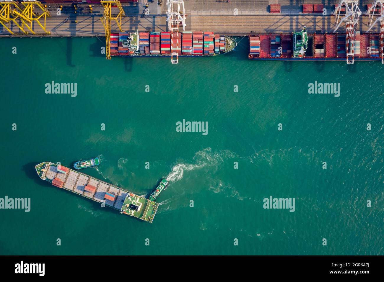 Pushing container ship hi-res stock photography and images - Alamy