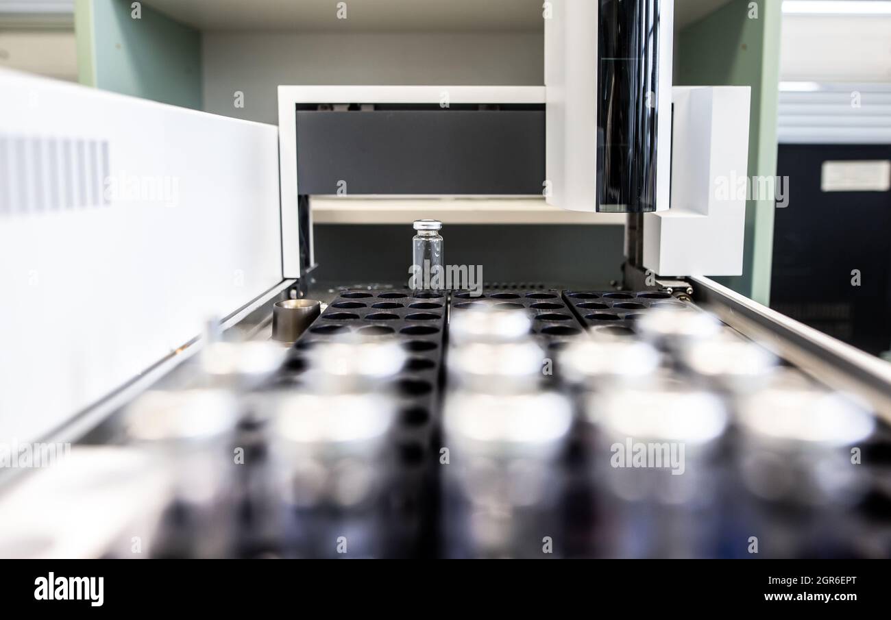 Drug manufacturing and vials hi-res stock photography and images - Alamy