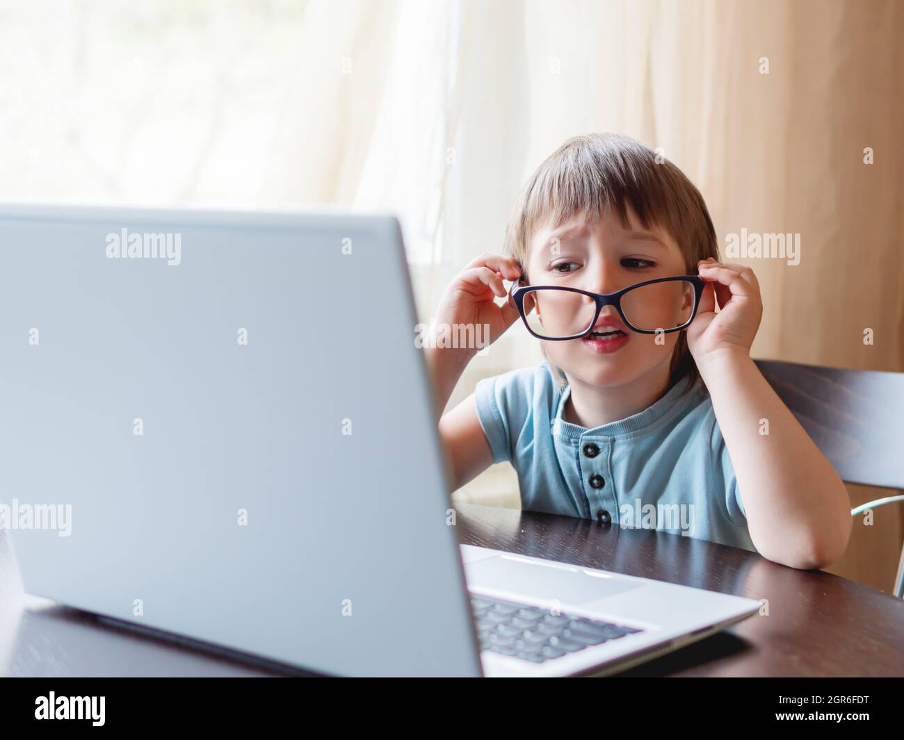 Children staring at laptop hi-res stock photography and images - Alamy