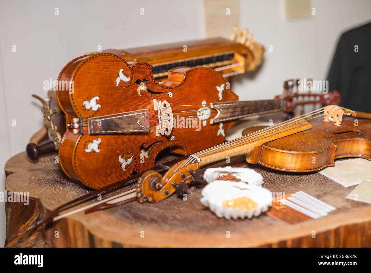Bowed musical instruments hi-res stock photography and images - Alamy