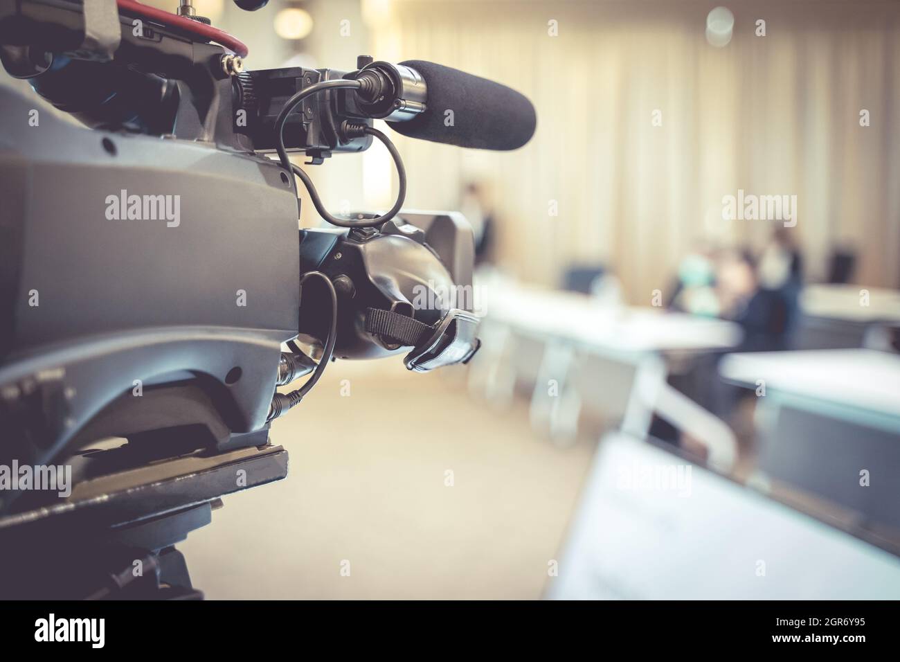Setting up video camera hi-res stock photography and images - Alamy