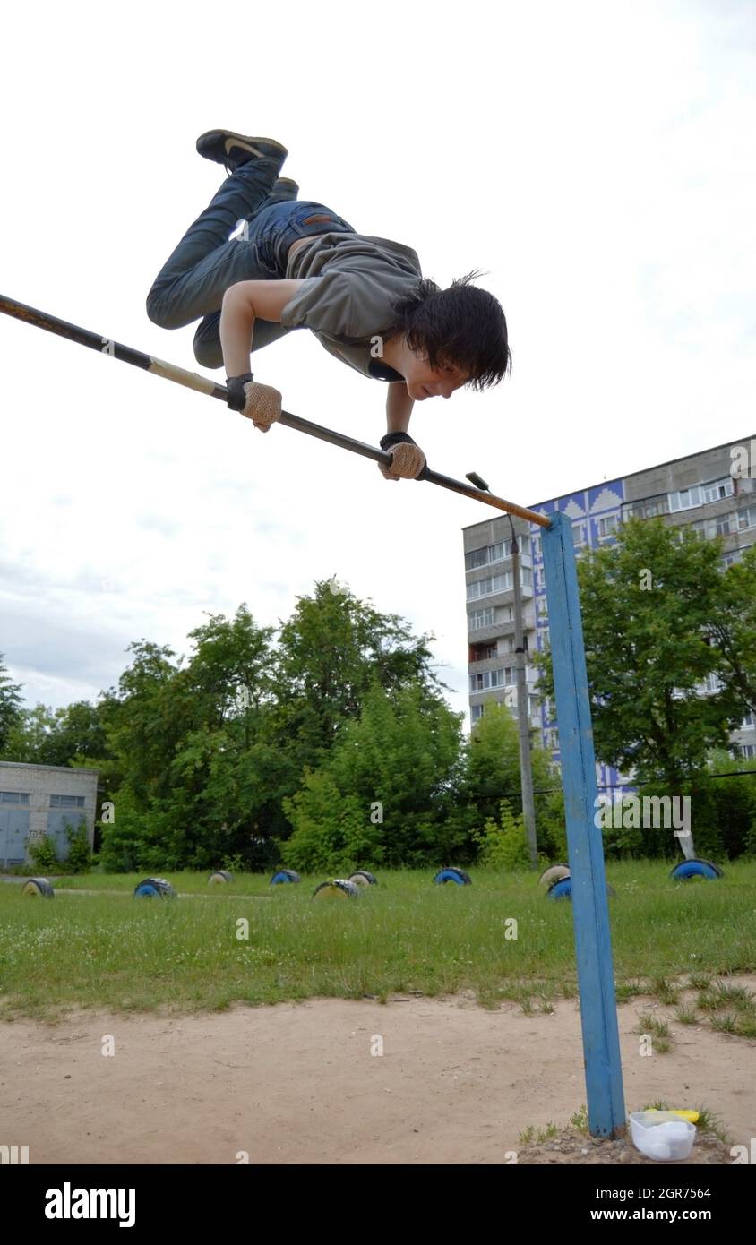Kovrov, Russia. 16 June 2017. Teen is engaged in discipline gimbarr on a horizontal bar in the ...