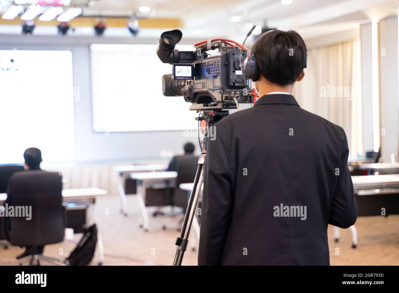 Setting up video camera hi-res stock photography and images - Alamy