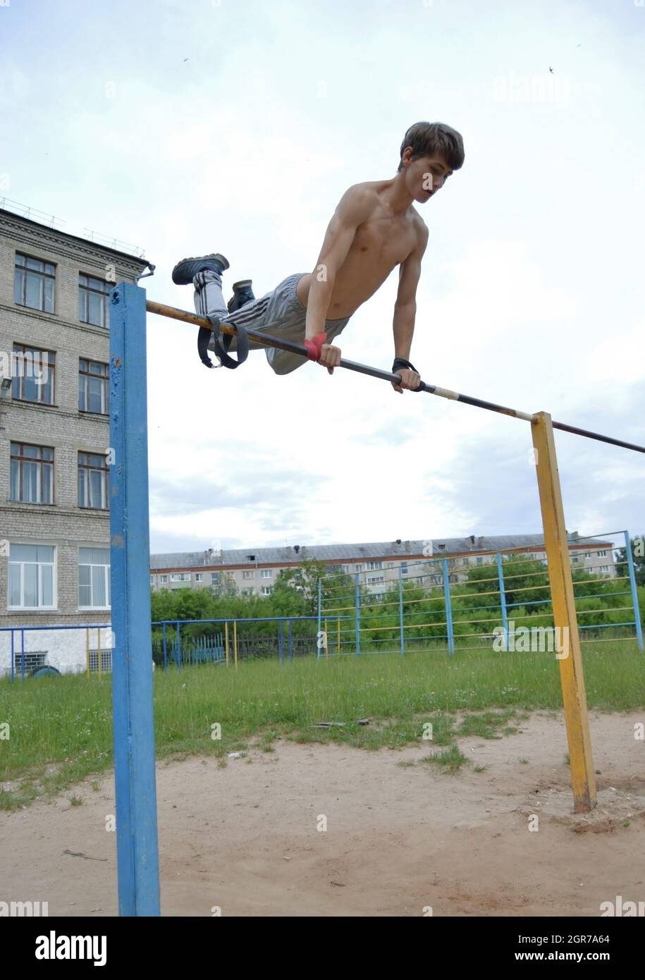 Kovrov, Russia. 16 June 2017. Teen is engaged in discipline gimbarr on a horizontal bar in the ...