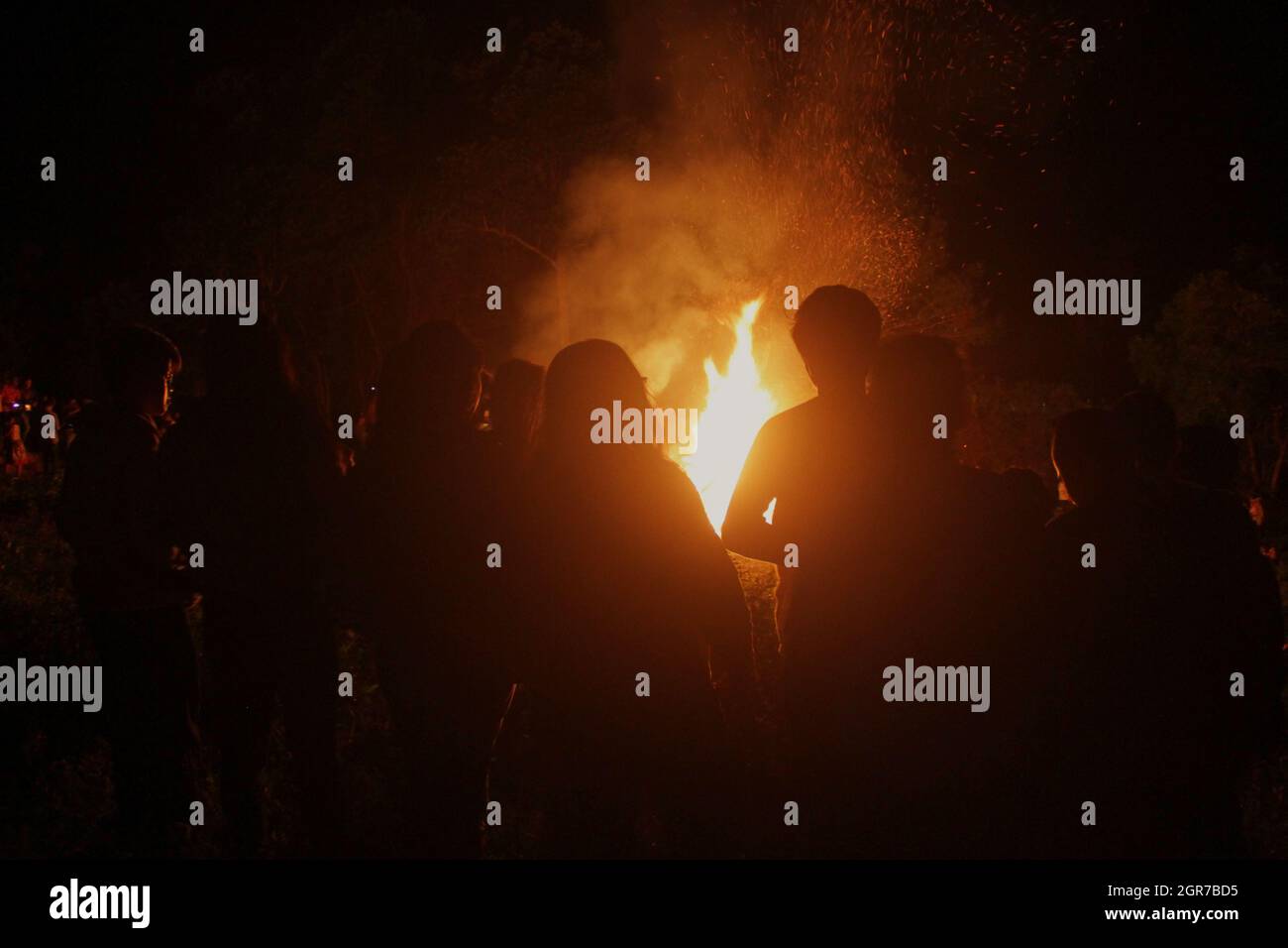 Group Of People Watch The Bonfire Stock Photo - Alamy