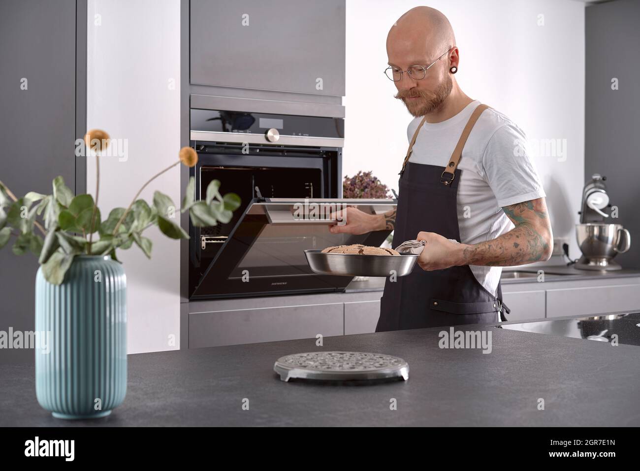 Person getting food out of oven hi-res stock photography and images - Alamy