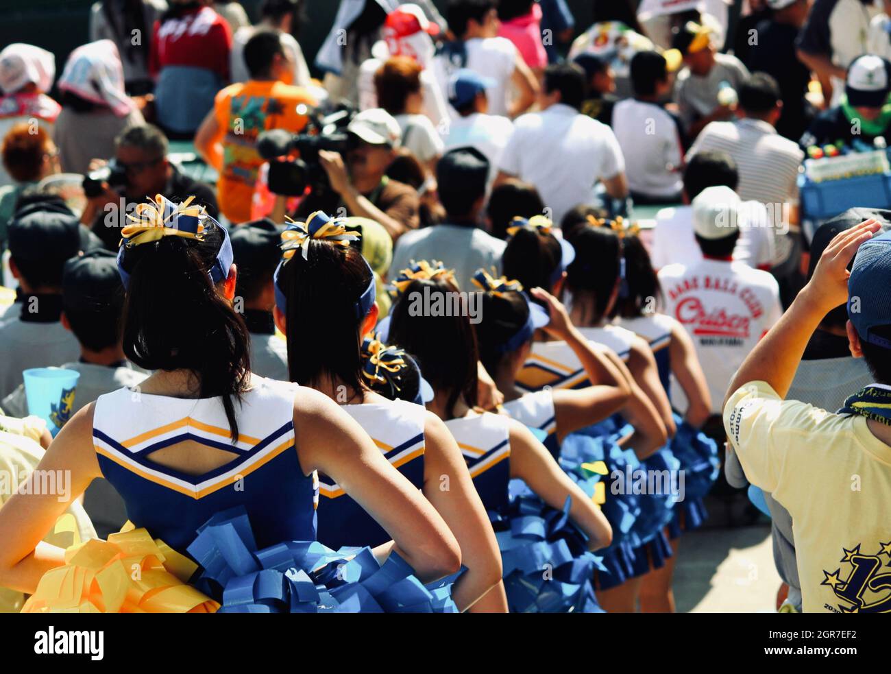 Cheering large group of people hi-res stock photography and images - Alamy