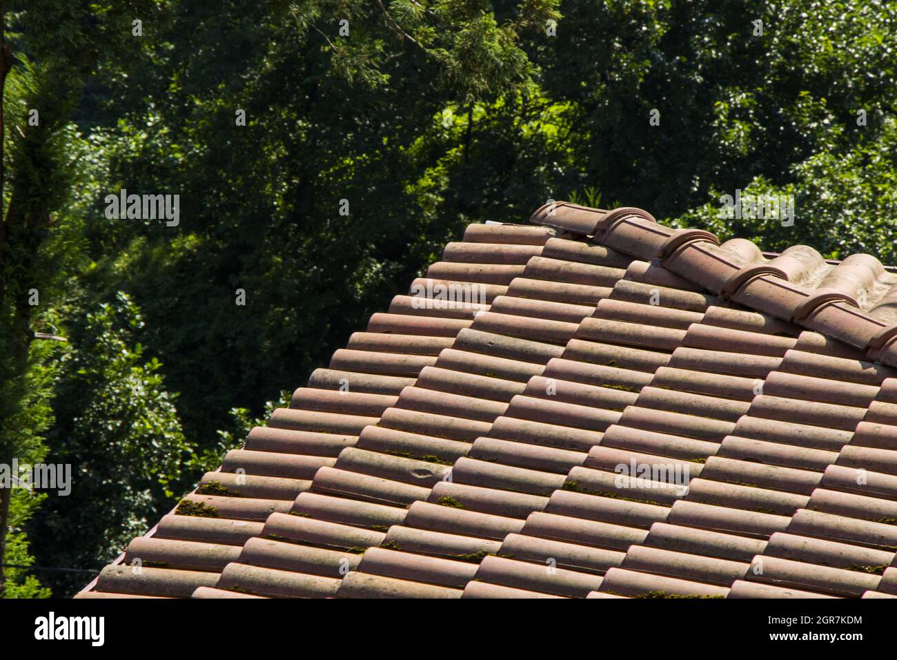 Ceramic roof tiles installation hi-res stock photography and images - Alamy
