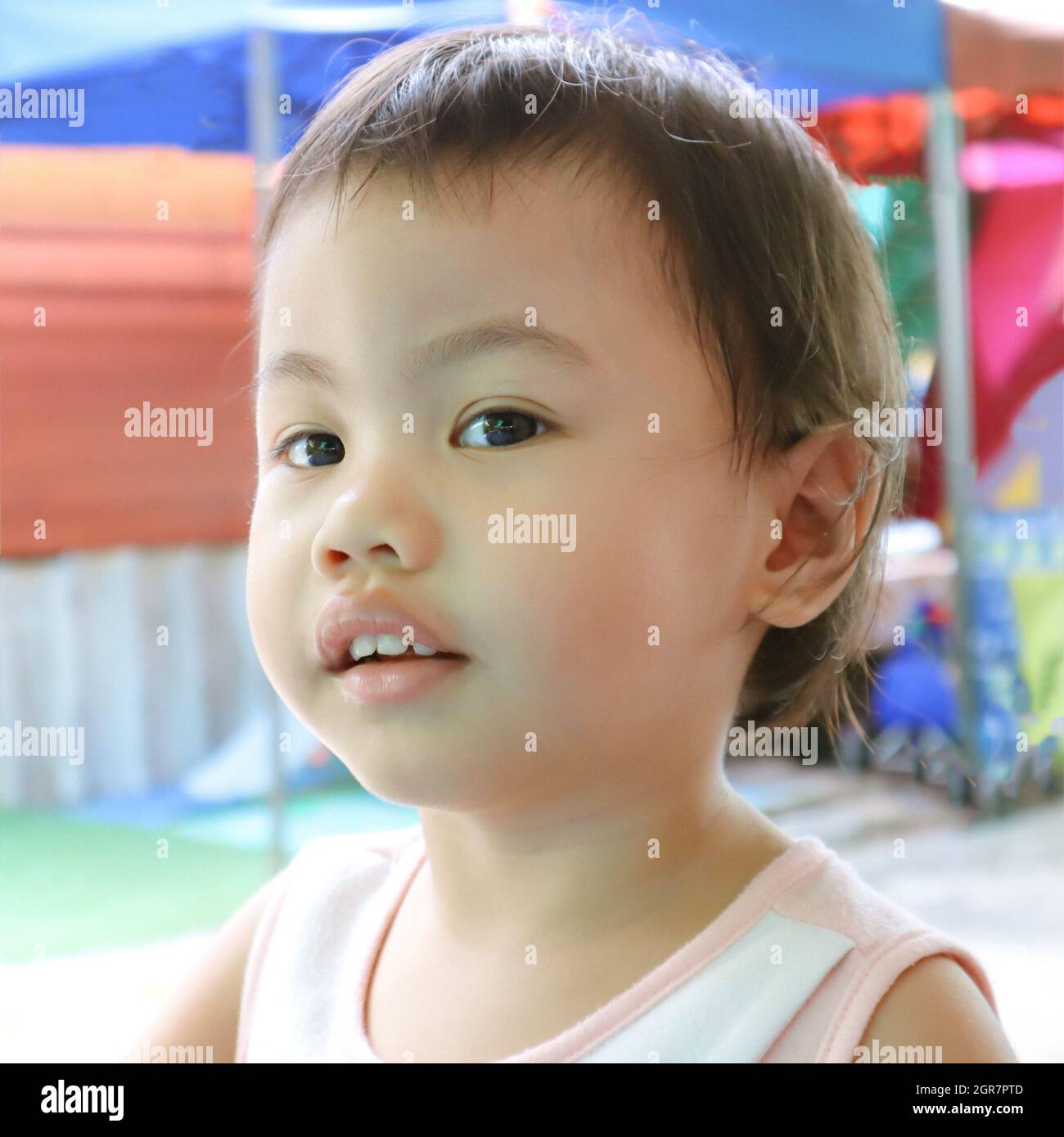 Healthy baby looking left hi-res stock photography and images - Alamy