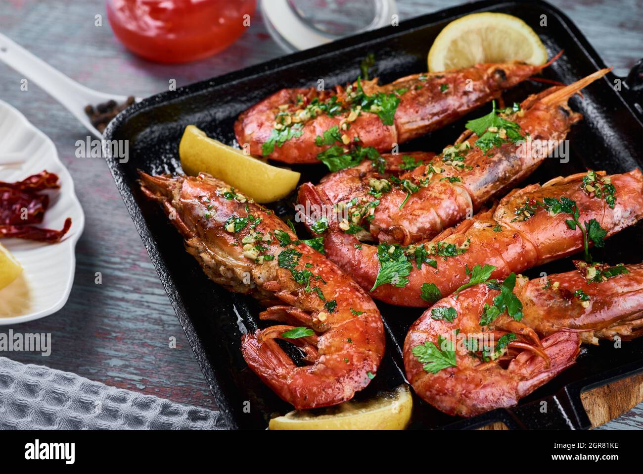 Queen prawns hi-res stock photography and images - Alamy