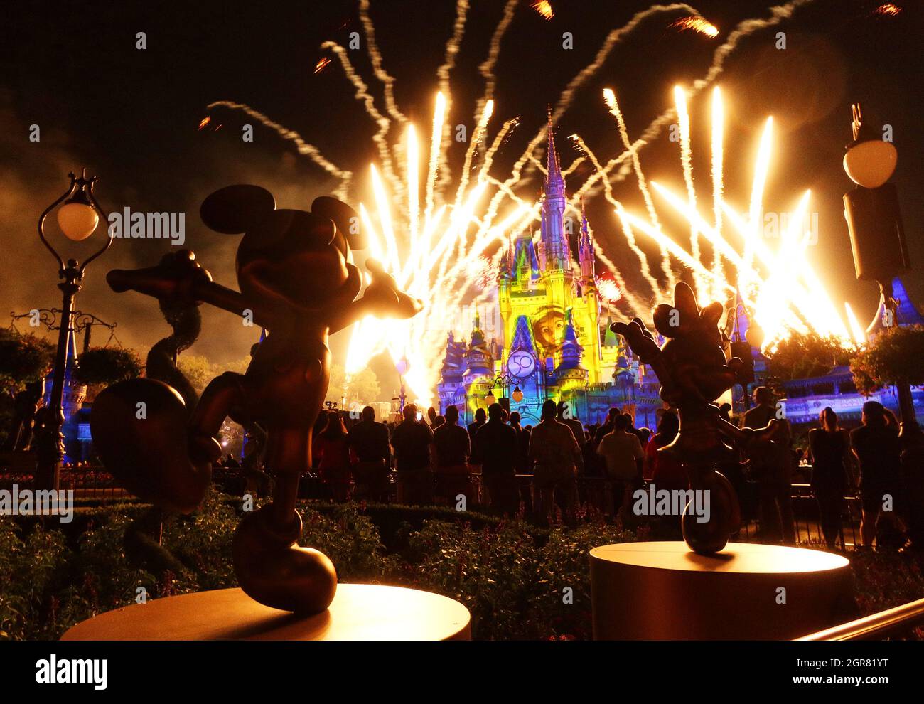 Mickey minnie mouse magic kingdom hi-res stock photography and images ...