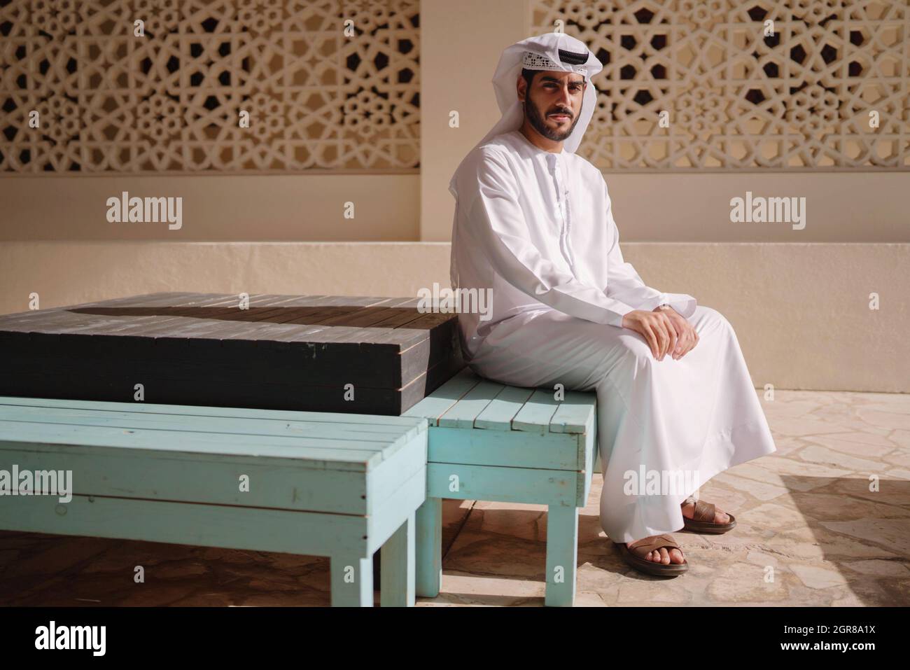 Saudi men bench hi-res stock photography and images - Alamy
