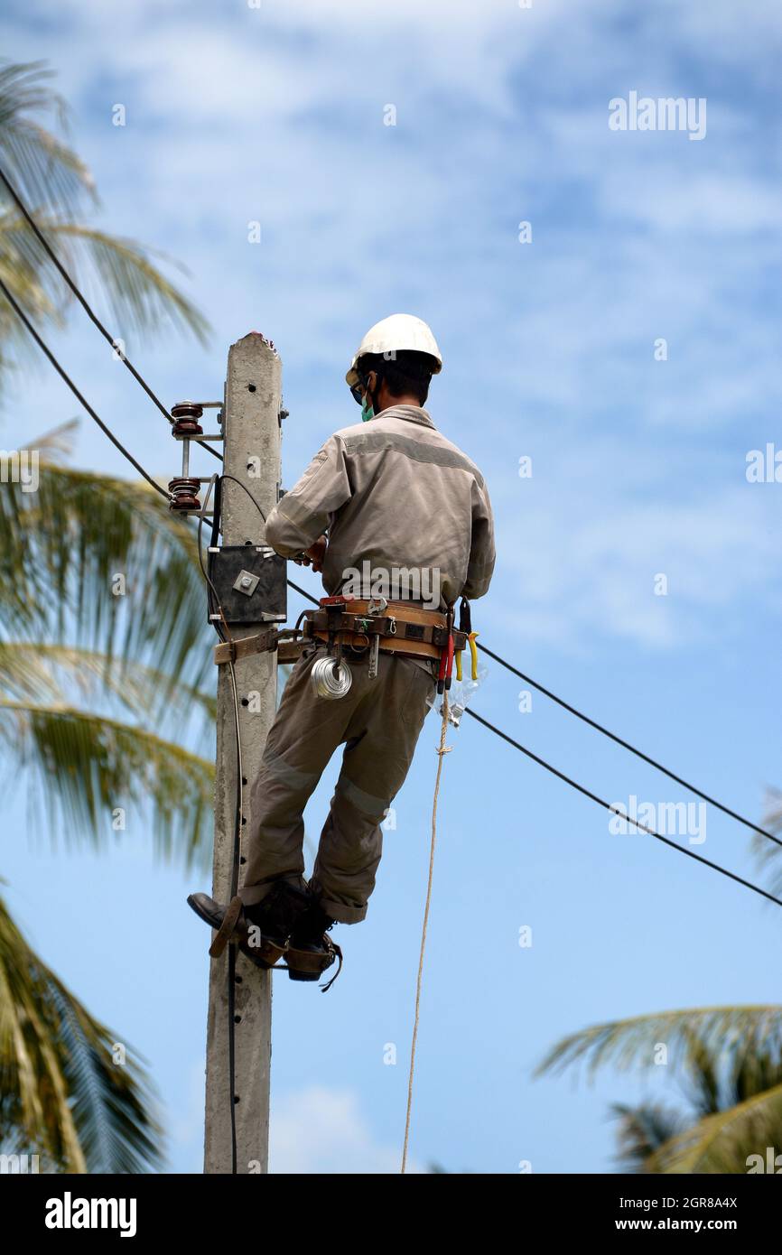 Men working on electricity pylon hi-res stock photography and images ...