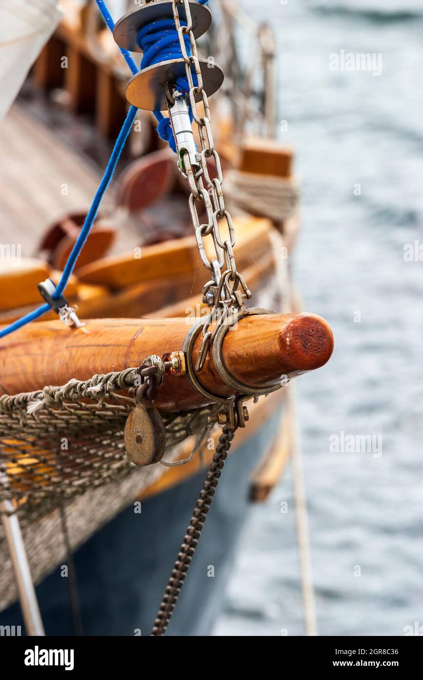 Ships spar hi-res stock photography and images - Alamy