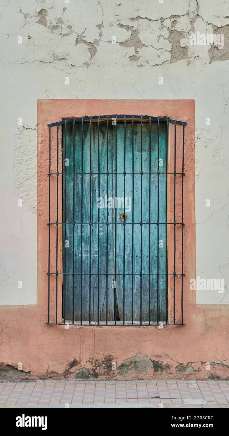 Roughed up and deteriorated facade with very rustic old Stock Photo - Alamy