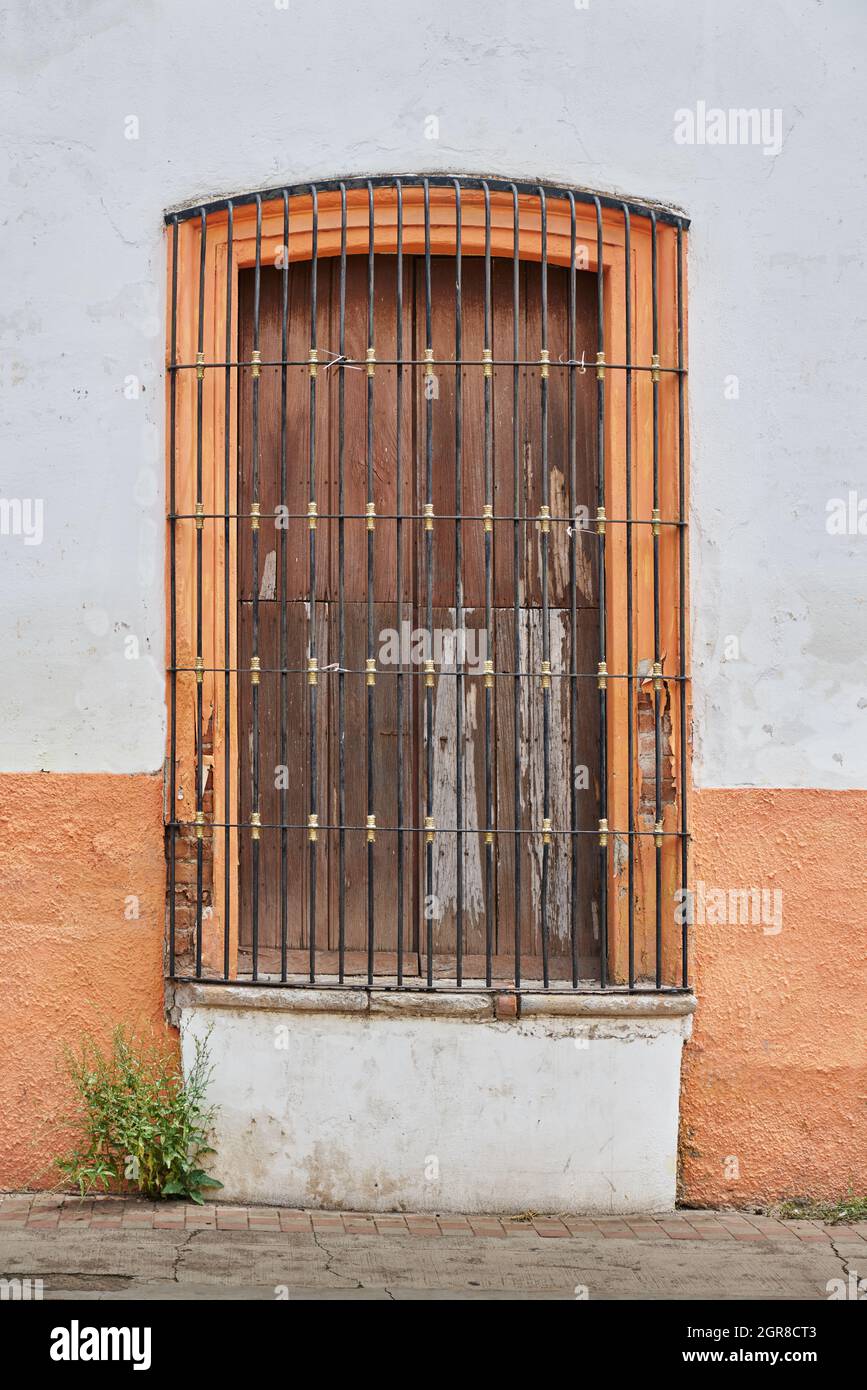 Roughed up and deteriorated facade with very rustic old Stock Photo - Alamy
