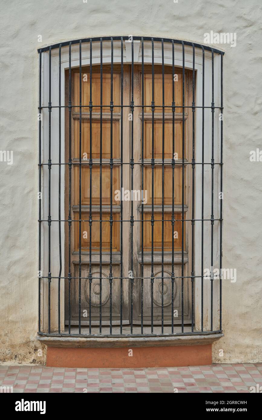 Roughed up and deteriorated facade with very rustic old Stock Photo - Alamy