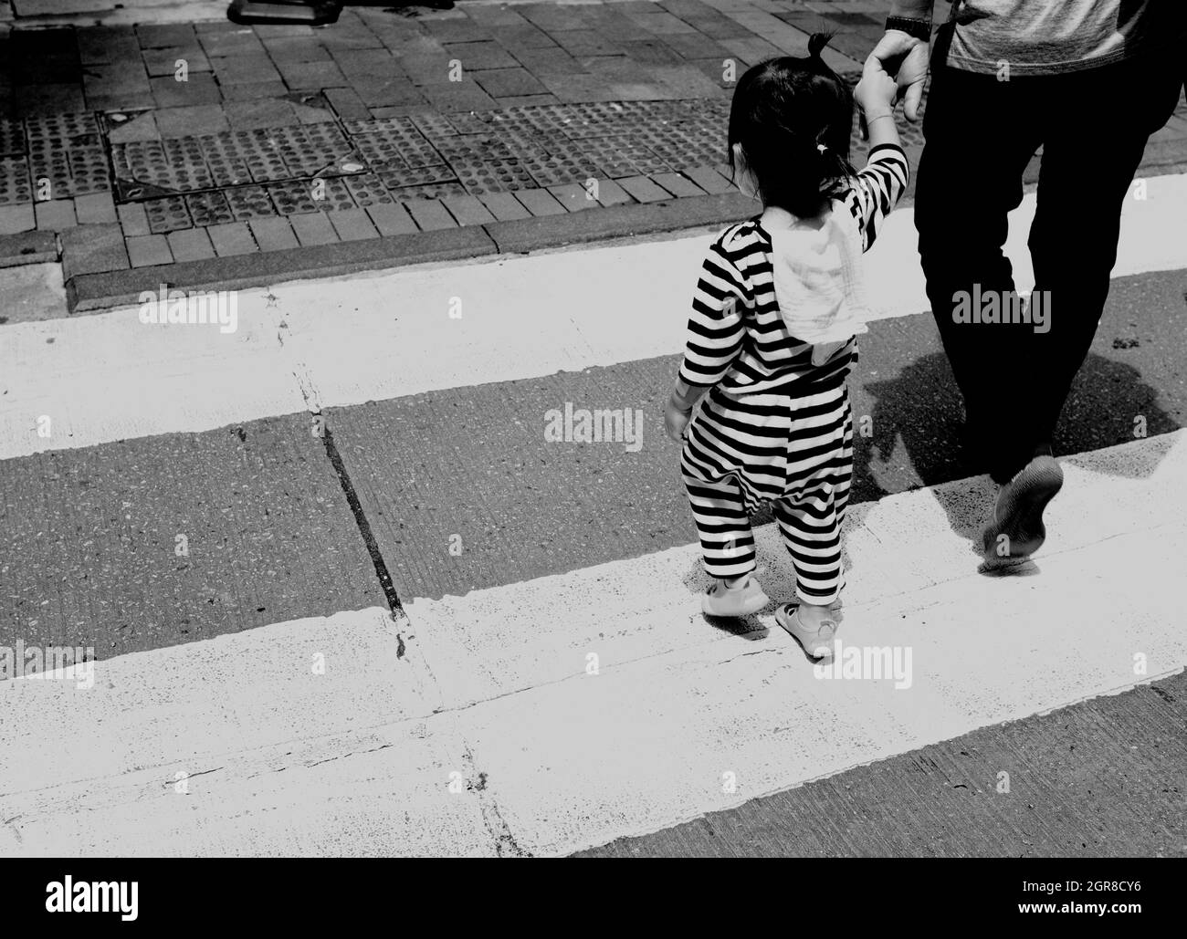 Child crossing street black hi-res stock photography and images - Alamy