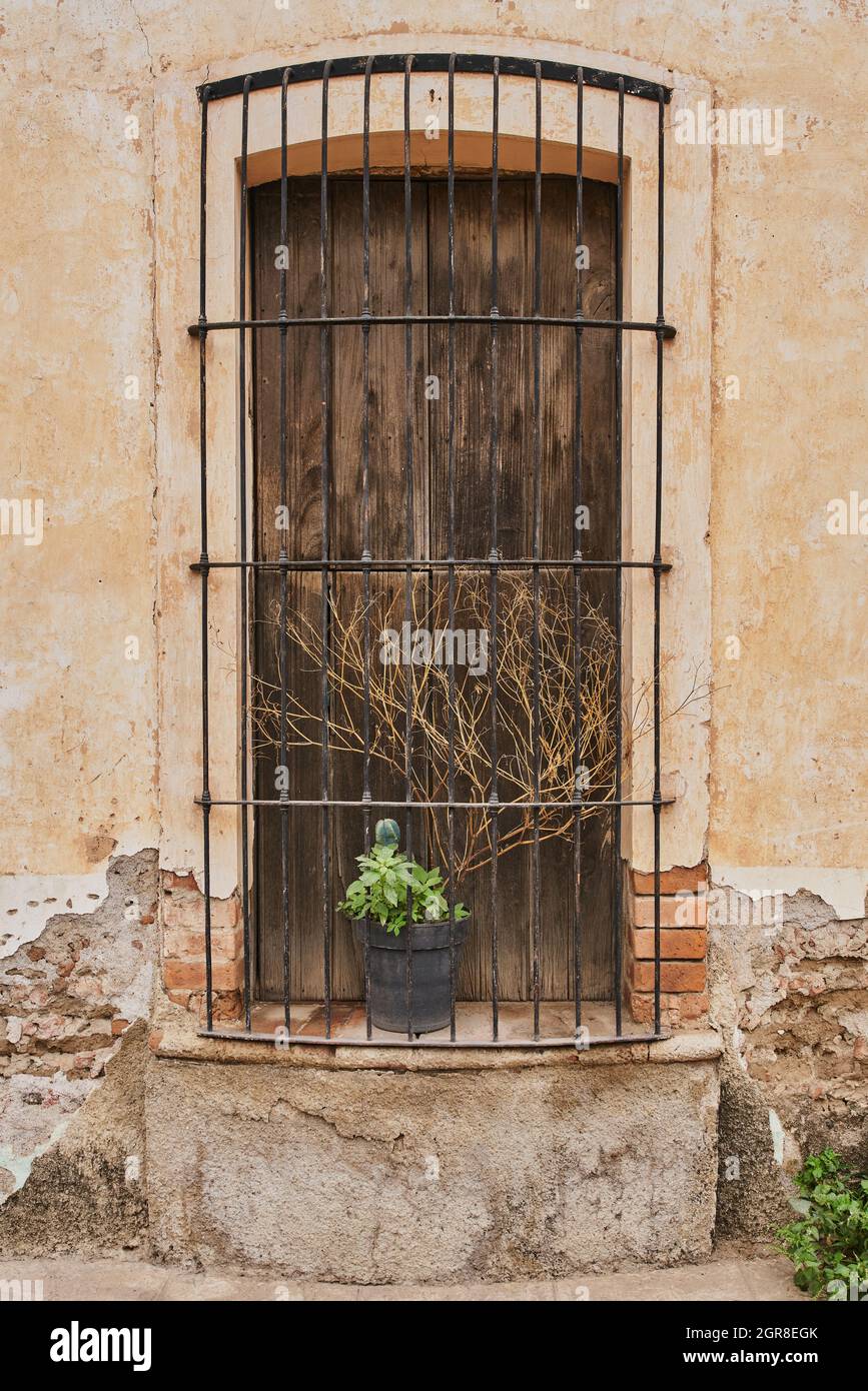 Roughed up and deteriorated facade with very rustic old Stock Photo - Alamy