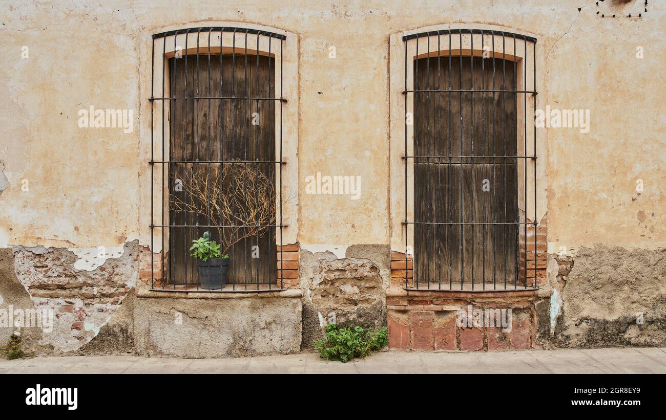 Roughed up and deteriorated facade with very rustic old Stock Photo - Alamy