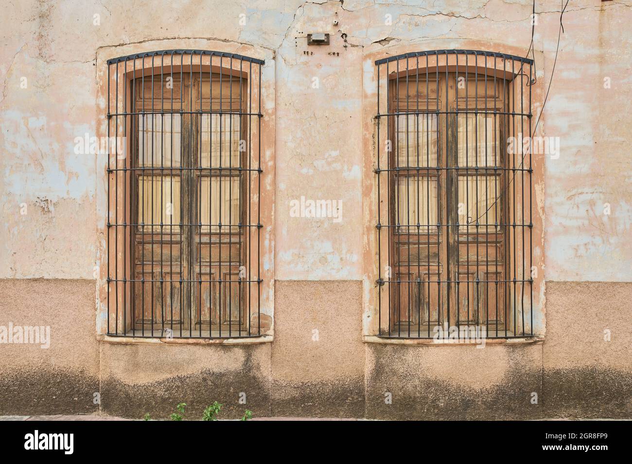 Roughed up and deteriorated facade with very rustic old Stock Photo - Alamy