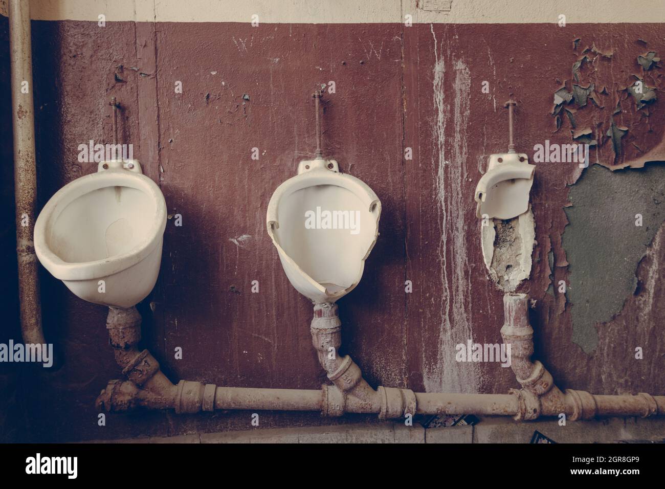 Old abandoned urinal hi-res stock photography and images - Alamy