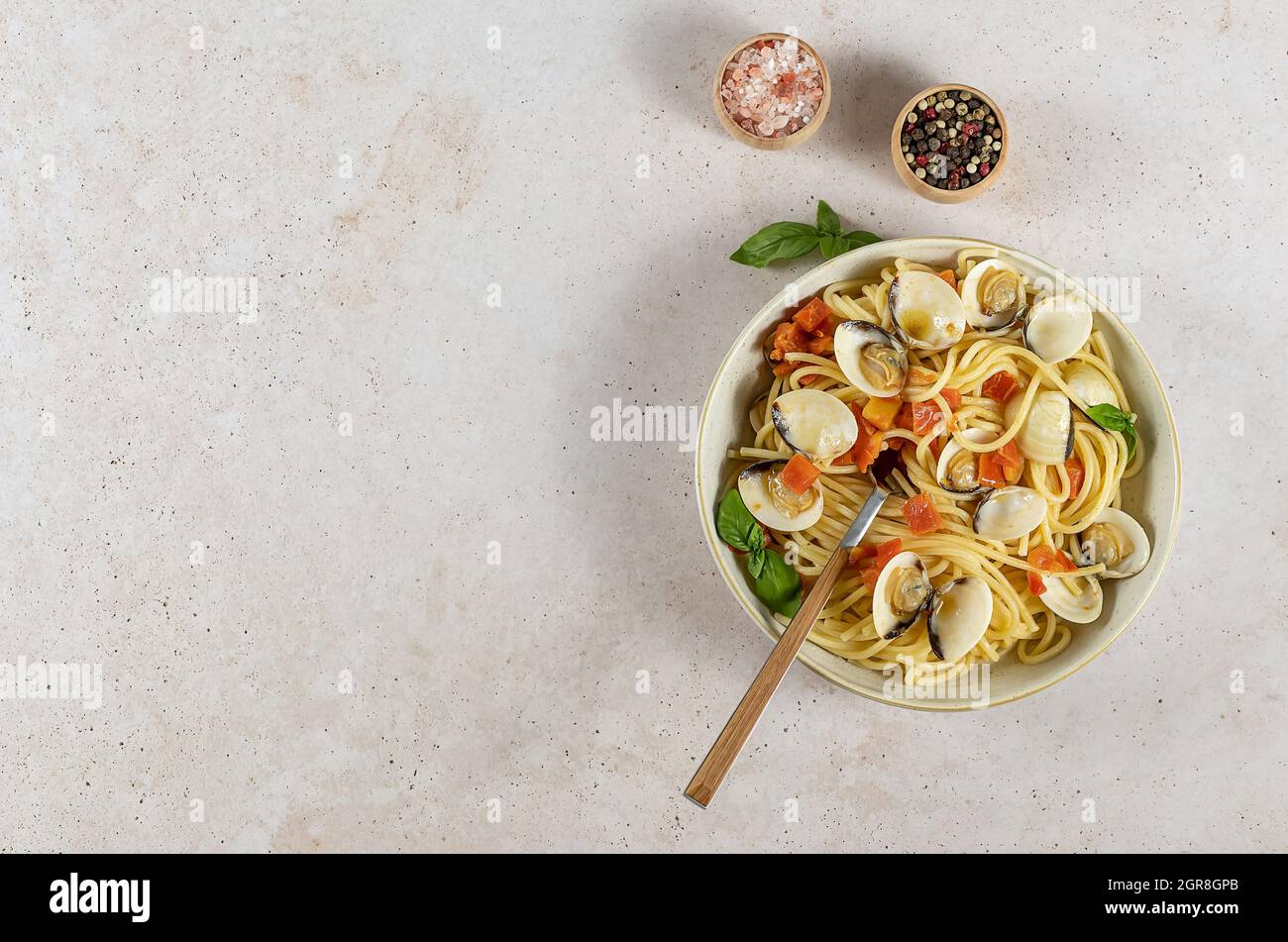 Traditional Italian seafood pasta with clams. Spaghetti alle Vongole ...