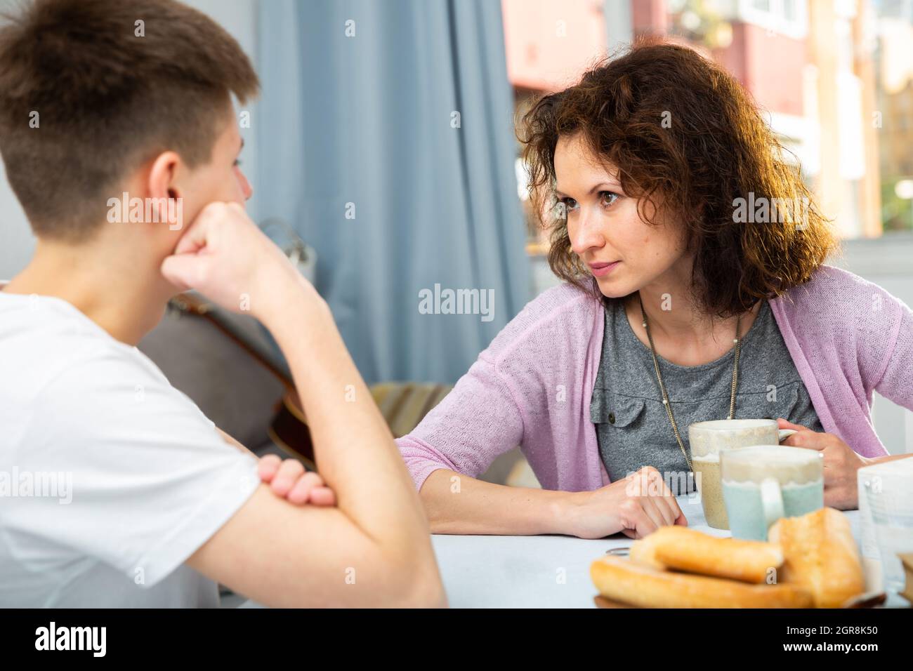 Mother reprimanding teenage son Stock Photo - Alamy
