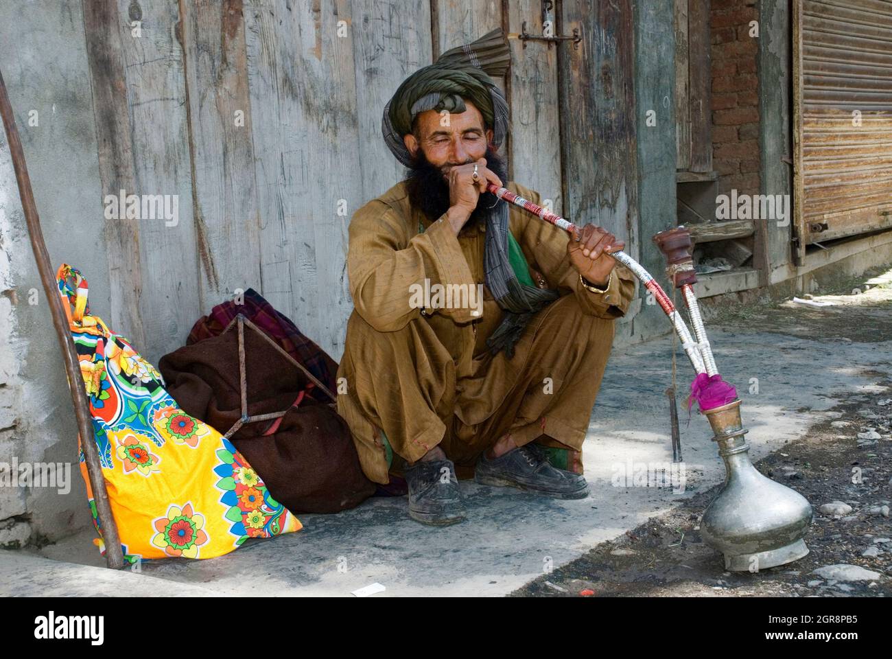 Man smoking hukka hi-res stock photography and images - Alamy