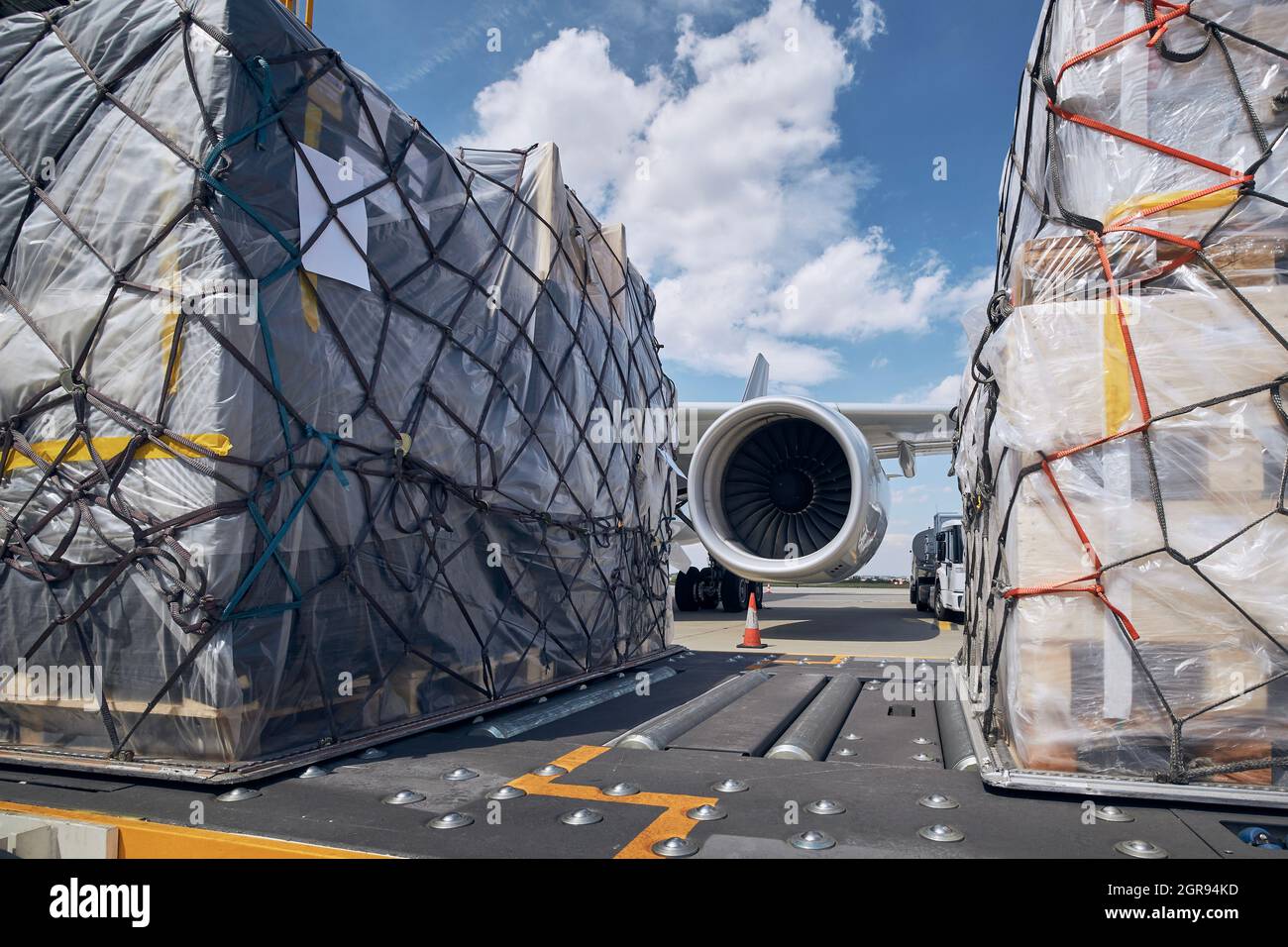 Airplane freight cargo loading hi-res stock photography and images - Alamy