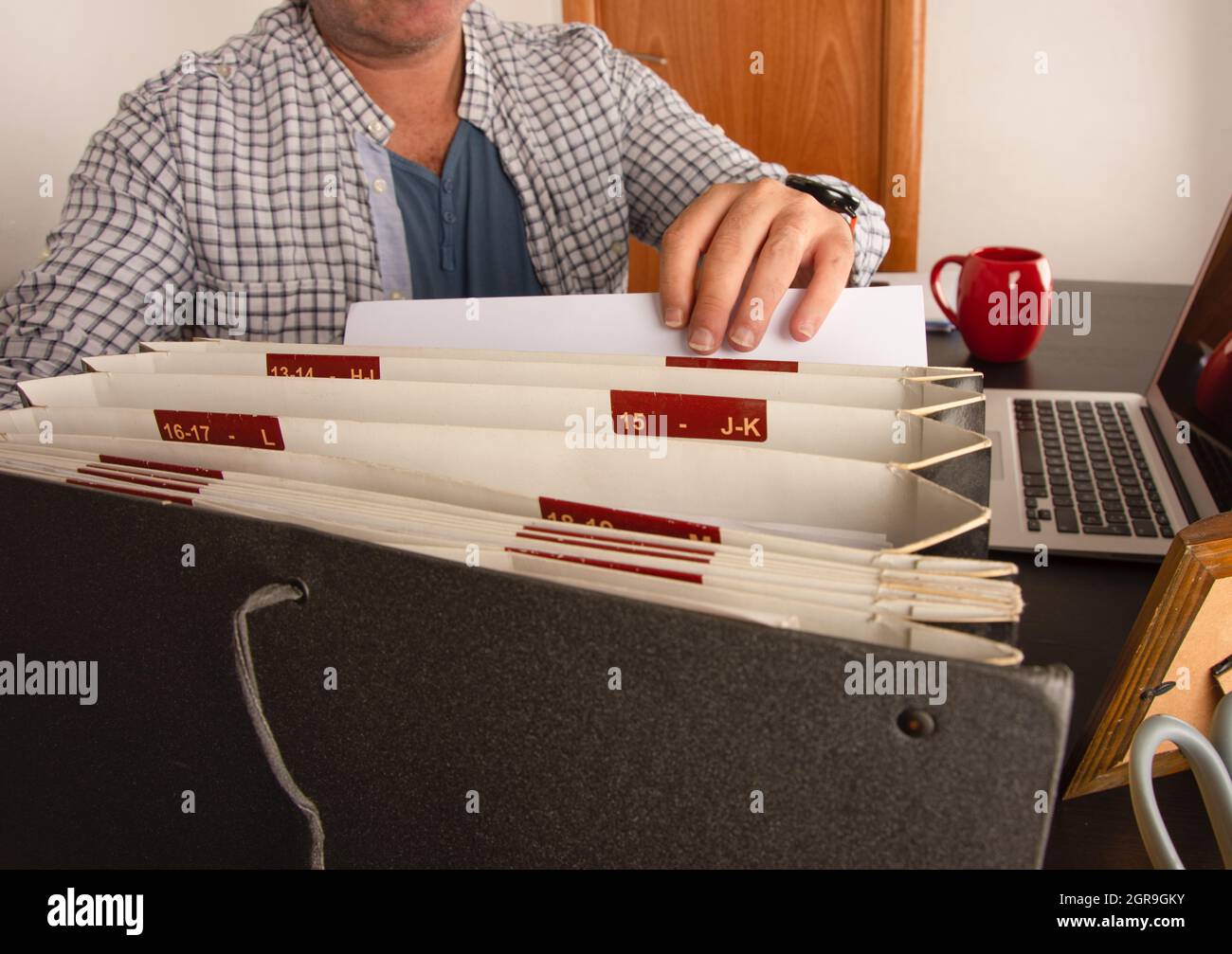 Businessman desk pile folders hi-res stock photography and images - Alamy
