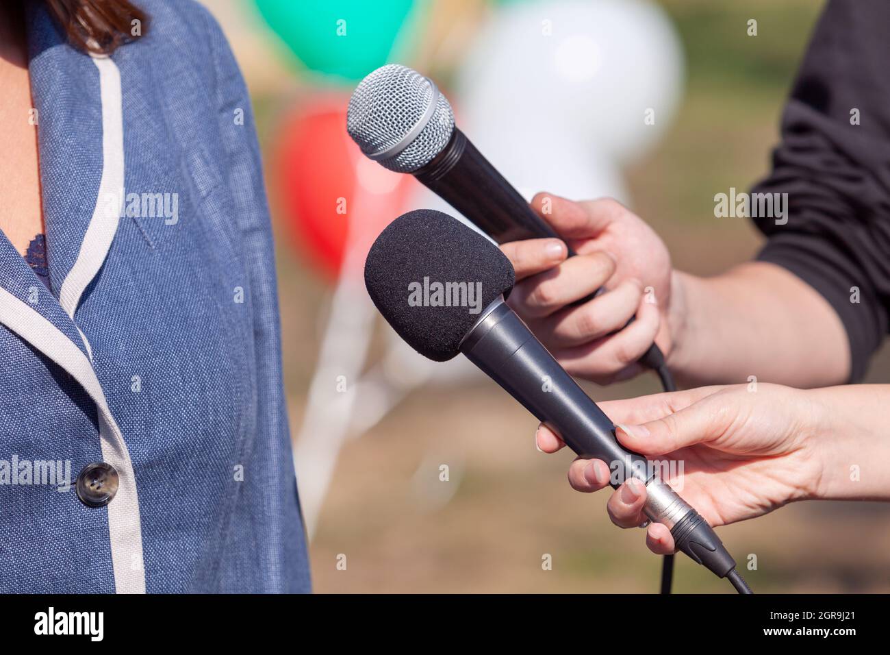 Reporters interview woman hi-res stock photography and images - Alamy