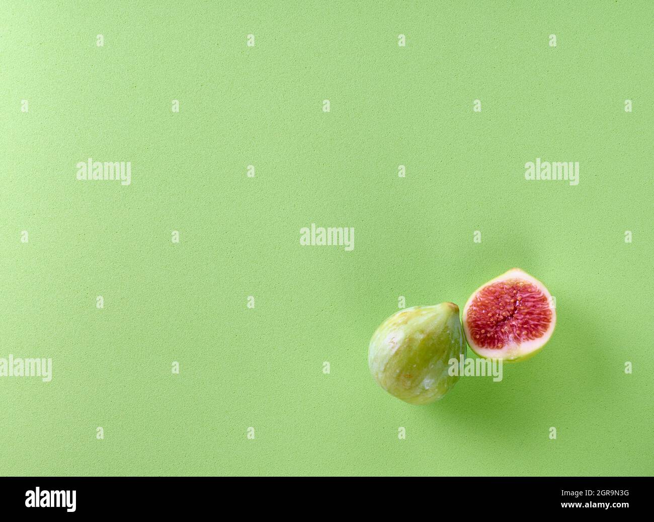 Green and red fig Stock Photo - Alamy